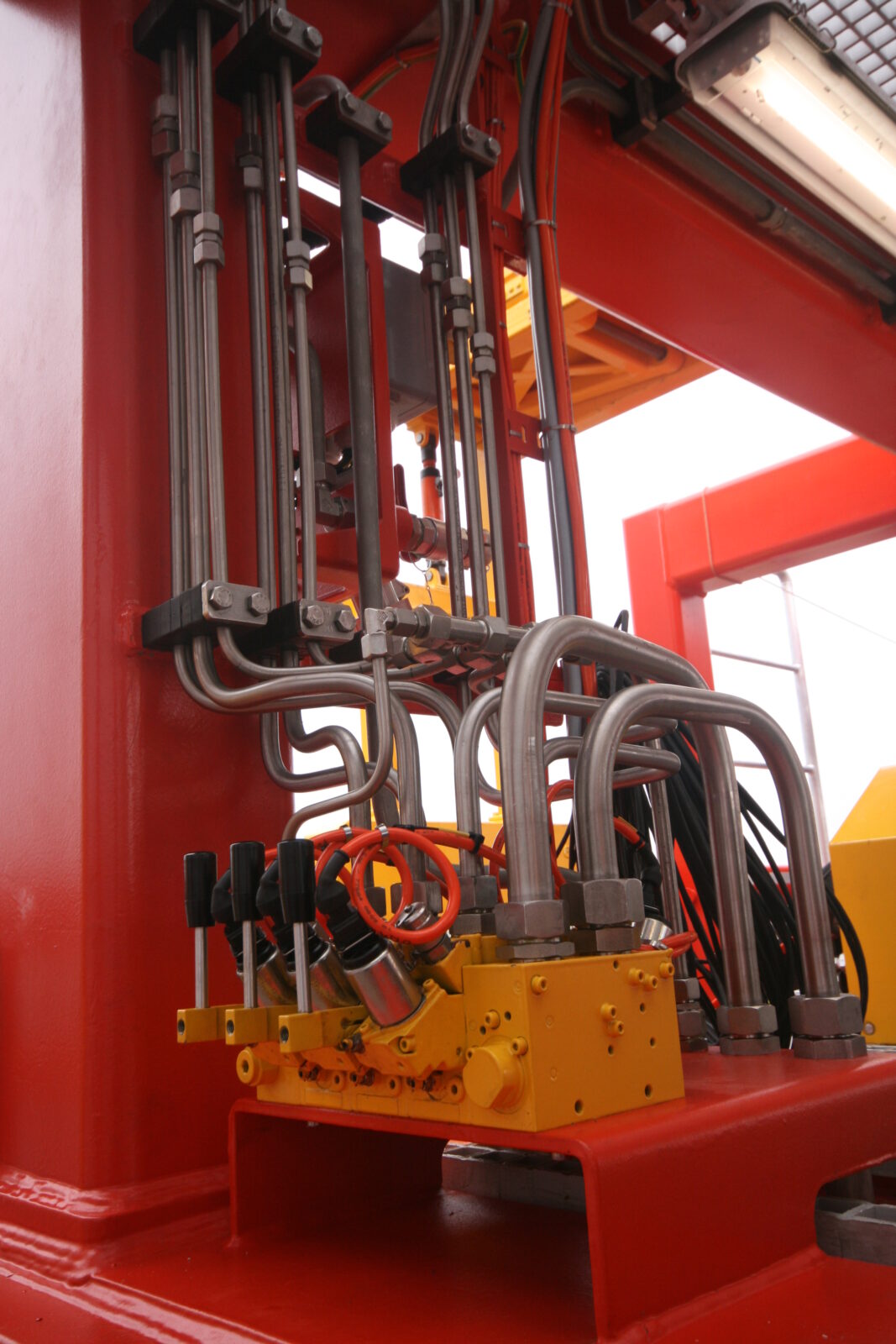 Ten people work safely on Spool Base Work Platform - Hydrauvision