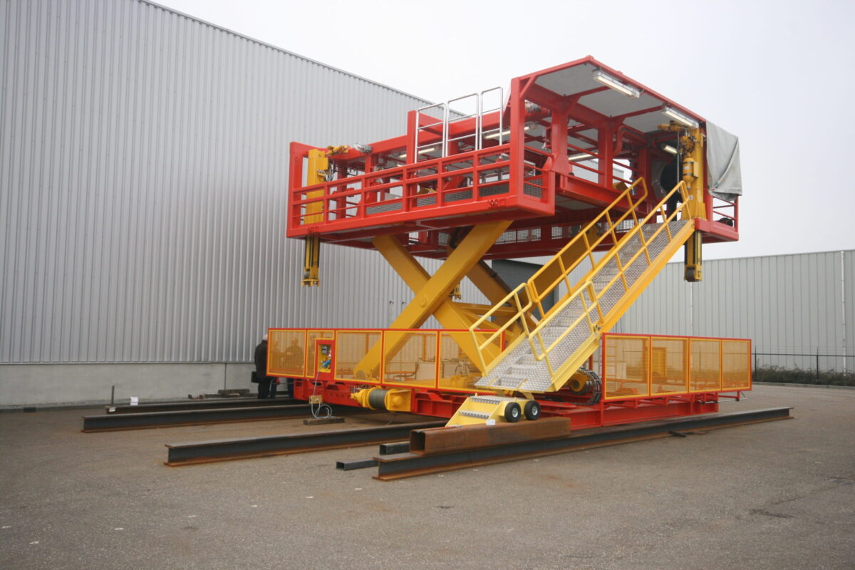 Ten people work safely on Spool Base Work Platform - Hydrauvision