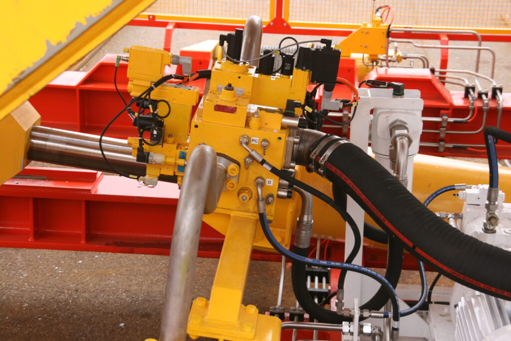 Ten people work safely on Spool Base Work Platform - Hydrauvision