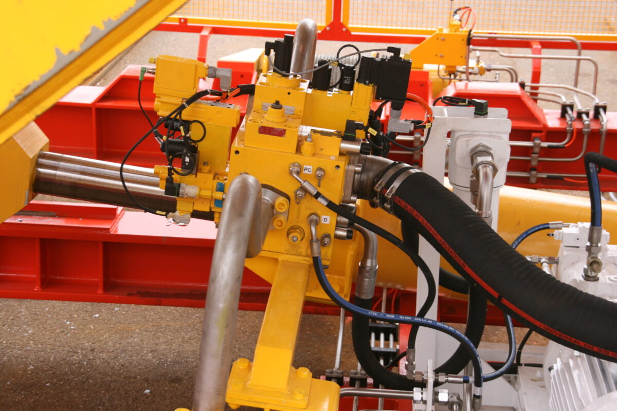 Ten people work safely on Spool Base Work Platform - Hydrauvision